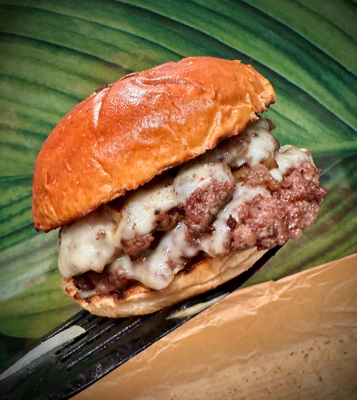 Podwójny smash burger z serem masdamer, cebulką i sosem bbq 🍔Do tego ...