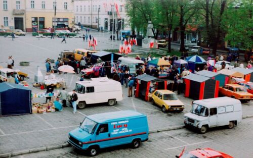 Dzisiaj w serii wspomnień lat 90.: handel uliczny. Na zdjęciu Rynek w ...