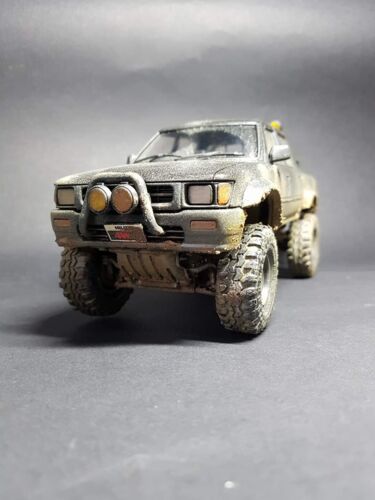 Żeby nie było tak cukierkowo:) brudas też jest:) Aoshima Toyota Hilux ...