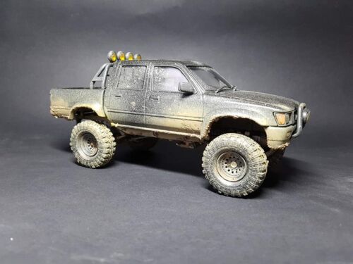 Żeby nie było tak cukierkowo:) brudas też jest:) Aoshima Toyota Hilux ...