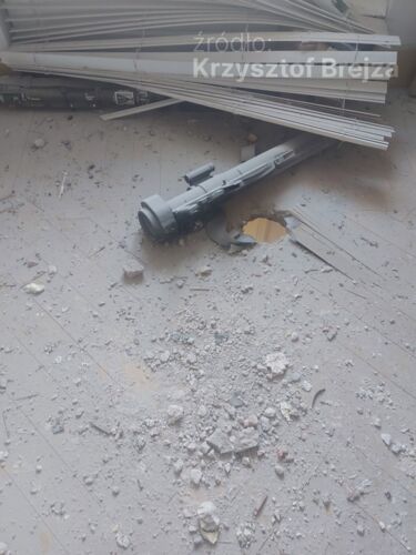 Brejza pokazał zdjęcia wykonane tuż po eksplozji w komendzie. "Nigdy nie miały ujrzeć światła ...